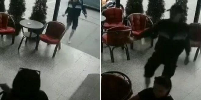 PRVI SNIMAK BOMBAŠKOG NAPADA U INĐIJI: Pucao u Dragana u kafiću, a onda ... PRVI SNIMAK BOMBAŠKOG NAPADA U INĐIJI: Pucao u Dragana u kafiću, a onda ...